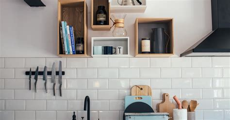 가정 생활 가정용 부엌 나무 상자들 나이프 홀더 도마 도시 생활 라이프스타일 머그잔 목재 식기 미니멀 한 주방 부엌 싱크대 비누 디스펜서 서적 선반