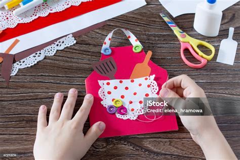 아이는 어머니의 날에 종이 앞치마 엽서 선물의 세부 사항을 종이 붙이는 이다 손으로 만든 어린이 창의력 바느질 어린이 위한 공예