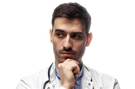 남자 의사 청진 기 마치 무슨 보고 걱정 하는 환자에 게 임명 하 구제 의심 턱을 긁 적 칼라 주위와 흰색 배경에 고립 된 흰색 유니폼에서의 근접 촬영 샷 건강관리와 의술에