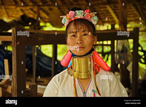 Body Paint Tribe Woman Fotos Und Bildmaterial In Hoher Auflösung Alamy