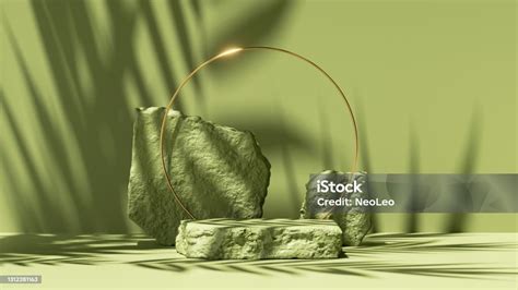 3d 렌더링 잎 그림자와 밝은 햇빛추상 녹색 배경 조약돌 포디움과 골든 라운드 프레임으로 미니멀한 씬 유기농 화장품 프레젠테이션