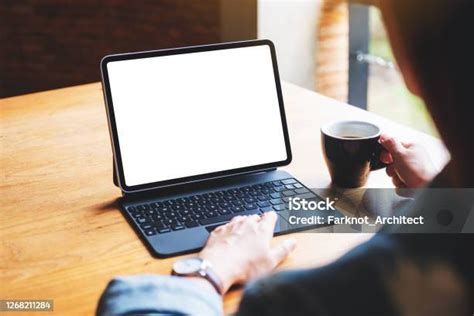 컴퓨터 Pc로 빈 흰색 데스크톱 화면디지털 태블릿 터치 패드를 사용하고 만지는 여성 개념에 대한 스톡 사진 및 기타 이미지 개념 공란 노트북 Istock