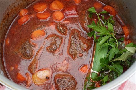 레드 와인과 야채 프랑스 요리로 조리된 쇠고기 스튜 요리 부케 가르니에 대한 스톡 사진 및 기타 이미지 부케 가르니 0명