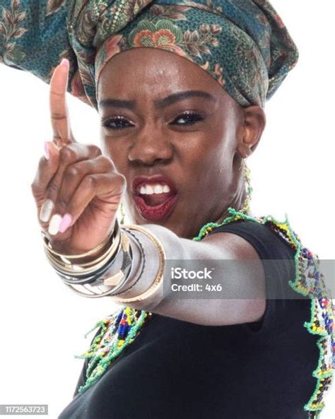 헤드 샷 프로필보기 2029 세 아프리카 민족 아프리카 계 미국인 민족 젊은 여성 흰색 배경 앞에서 여성 앞 머리 스카프 드레스 전통 의류를 외치고 비명 불쾌 화가 1에