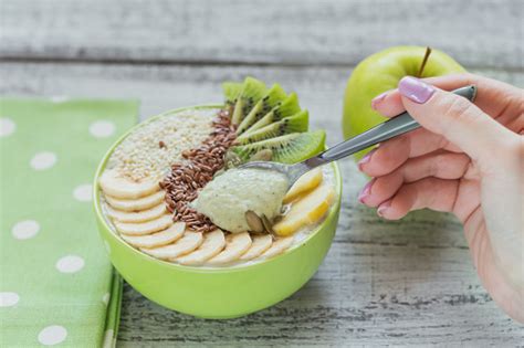 건강 한 채식주의 채식 다이어트 아침 씨 사과 바나나 키 위를 얹은 녹색 스무디 그릇 개념에 대한 스톡 사진 및 기타 이미지 개념 건강한 식생활 과일 Istock