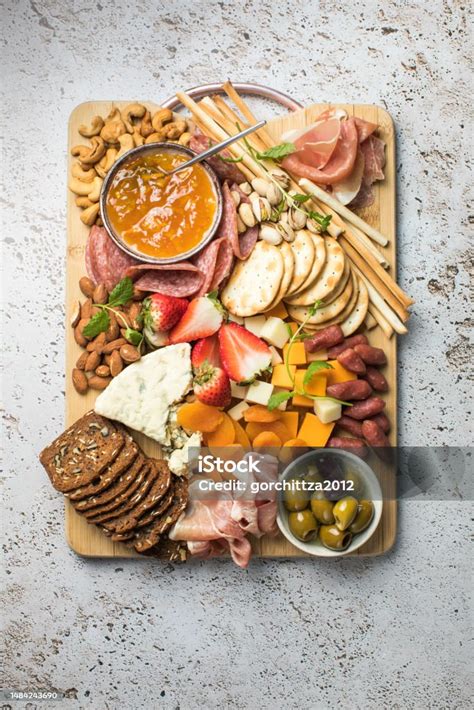 전채 고기 보드 잼 소시지 및 치즈를 곁들인 케이터링 플래터 음식 조리법 배경입니다 닫으십시오 0명에 대한 스톡 사진 및 기타 이미지 Istock