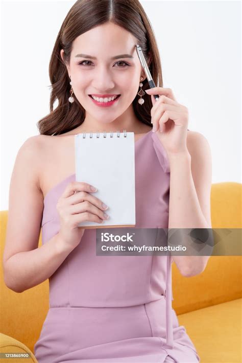 아름 다운 우아함 아시아 여자 핑크 드레스 손 보유 종이 노트와 연필 생각 아이디어 개념 흰색 배경 개념에 대한 스톡 사진 및 기타 이미지 Istock