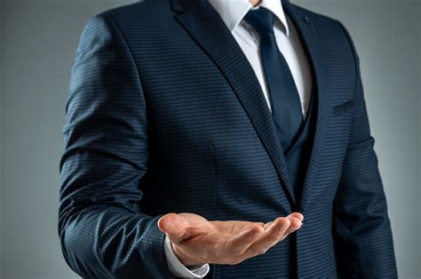 양복을 입은 남성 핸드는 회색 배경에 손바닥위로 제스처를 보여줍니다 요청 파산 클로즈업의 개념 30 34세에 대한 스톡 사진 및 기타 이미지 Istock