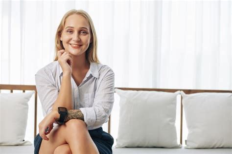 Premium Photo Attractive Smiling Blond Woman