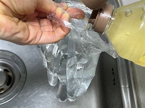 싱크대 수전에 비닐장갑을 묶으세요 삶의 질이 달라집니다 텐꿀팁