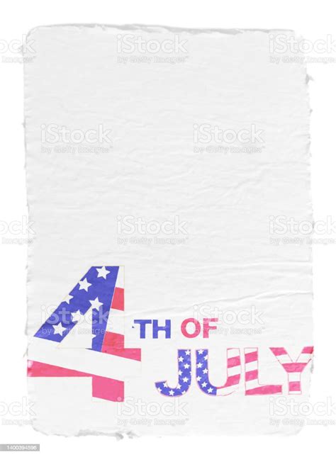 수직 흰색 색상의 그런 지 벡터 배경 가장자리가 찢어지거나 찢어진 주름진 구겨진 종이에 인쇄 된 미국 국기 패턴처럼 디자인 된 파란색과 빨간색으로 7 월 4 일 텍스트가있는