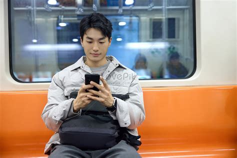 지하철 차에있는 남자 사진 무료 다운로드 Lovepik