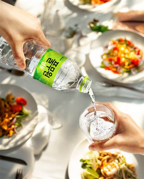 풀무원샘물 🍽풀무원샘물과 함께하는 즐거운 식사시간 집에서도 레스토랑에서도 누구와 함께하든 어떤 음식과 함께하든 언제나 조화롭게 어울리는 풀무원샘물 화강암반수로