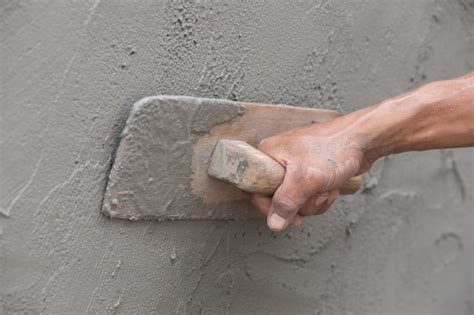 混凝土免抠元素 工人使用镘刀在墙上抹灰混凝土 素材免费下载 626像素 格式 编号68035769 千图网