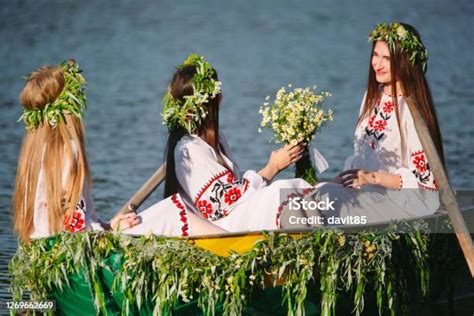 한여름 전국 의상을 입은 어린 소녀들은 나뭇잎과 성장으로 장식된 배를 타고 항해합니다 이반 쿠팔라의 슬라브 휴일 7월에 대한 스톡 사진 및 기타 이미지 Istock