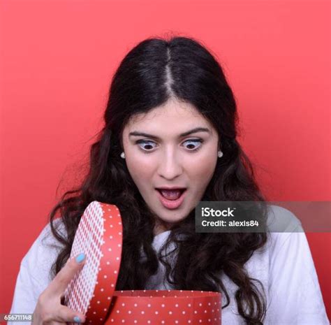 빨간 배경에 대 한 선물 상자를 여는 행복 한 여자의 초상화 겨울에 대한 스톡 사진 및 기타 이미지 겨울 놀라움 모션 Istock