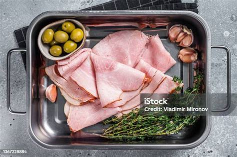 허브와 올리브 이탈리아 프로슈토 코토와 부엌 트레이에 햄 슬라이스 회색 배경 위쪽 보기 0명에 대한 스톡 사진 및 기타 이미지 Istock