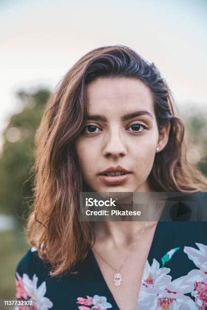 긴 드레스를 보여주는 필드에 포즈 아름 다운 알바니아 소녀 알바니아에 대한 스톡 사진 및 기타 이미지 알바니아 여자 한 명의 여자만 Istock
