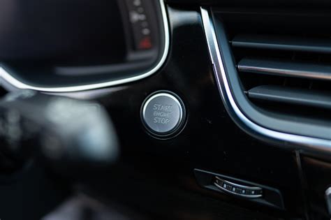 회색 색상의 현대적인 새 자동차의 푸시 버튼 시작 운전자에게 향상된 편의성 안전 및 보안을 제공하는 열쇠가 없는 차량 진입 0명에 대한 스톡 사진 및 기타 이미지 Istock