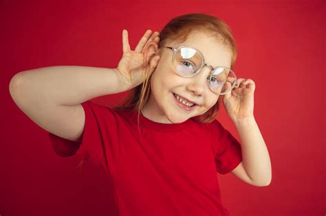 빨간 스튜디오 배경 감정 개념에 고립 된 백인 어린 소녀 초상화 갈색 머리에 대한 스톡 사진 및 기타 이미지 갈색 머리 개념 곱슬 머리 Istock