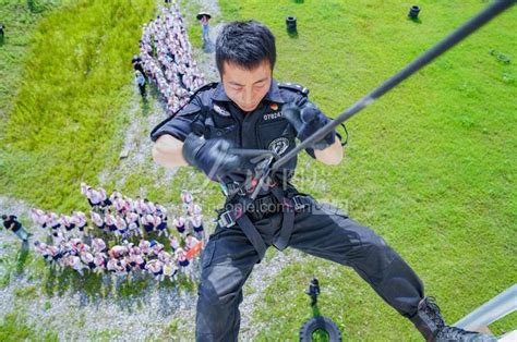 安徽铜陵小学生进警营庆六一 人民图片网