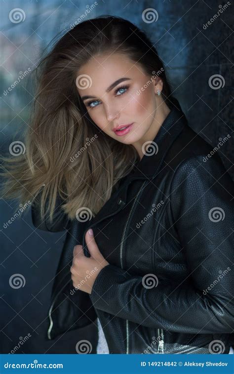 Sexy Frau Der Junge Recht In Der Lederjacke Lebensstilhippie Gir Stockfoto Bild Von Jacke