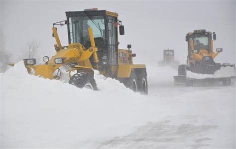 哈牡高速大雪阻路 路政部门紧急疏通