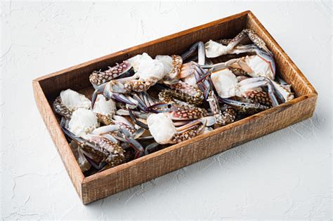 신선한 생 블루 수영 게 바다 미식가 부품 나무 상자에 흰색 배경에 Blue Swimming Crab에 대한 스톡 사진 및 기타 이미지 Blue Swimming Crab