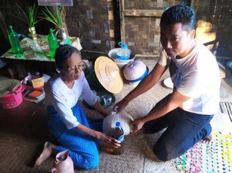 ဆင်ပေါင်ဝဲမြို့နယ်၌ အဘိုး၊ အဘွား ၈ ဦးအား ကာလဒါနပရဟိတ ရန်ကုန်မြို့ မှ ဆန်နှင့် ဆီထောက်ပံ့ပေးအပ