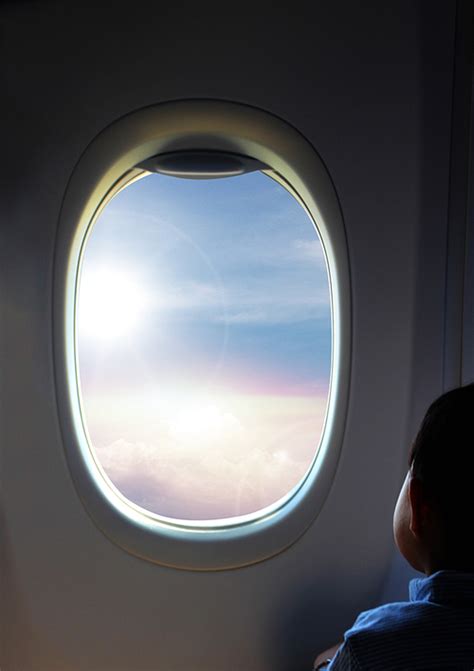 바행기 창문으로 밖을 바라보고 있는 소년 유토이미지 상세페이지 베이직샵 사진 20973333