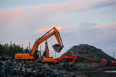 광산 및 가공 공장의 노천 광산에서 토공 작업을 하는 굴삭기 0명에 대한 스톡 사진 및 기타 이미지 0명 개발형 광산 건설 기계류 Istock