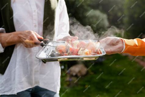 Рука вид сбоку держащая поднос с едой Бесплатно Фото