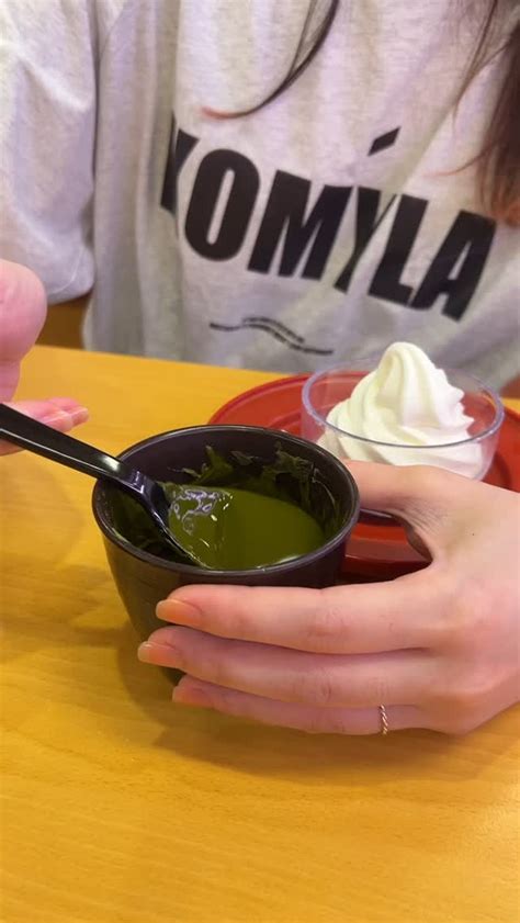 壽司郎的抹茶冰淇淋🍵🍦 自己調抹茶淋醬再撒一些粉點綴 從此每次去都會點冰淇淋🤍💚 用剩的醬再加水喝掉