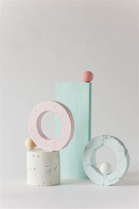 관념적인 구성 균형 균형이 잡힌 기하학 기하학적 다채로운 대칭 동그라미 둥근 모양 디자인 막다 모양 미니멀리스트 민트 그린 반지 밝은 회색