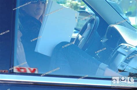 Tori Spelling Stops By Taco Bell Going Through The Drive Thru While