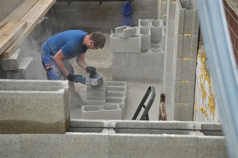 전기 분쇄기를 사용하여 블록을 톱지는 건설 현장에서 메이슨의 손보기 빻기에 대한 스톡 사진 및 기타 이미지 빻기 콘크리트 25 29세 Istock