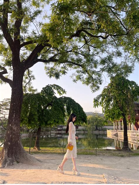 아이유 Iu 공식 트위터 On Twitter [📷] 아이유의 생일날 경복궁에서 진행된 구찌 2024 크루즈 패션쇼의 비하인드를 공개합니다💛 수근수근 완전 공주잖아