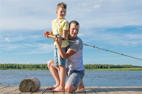 자연의 배경에 대해 아버지는 큰 물고기를 위한 낚 싯 대를 던져 그의 아들을 가르치고 2명에 대한 스톡 사진 및 기타 이미지 2명 가족 강 Istock