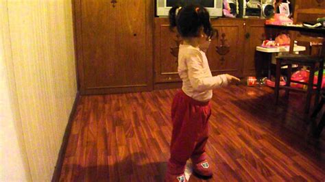 Menina De Dois Anos Dançando Quadradinho De Oito Youtube