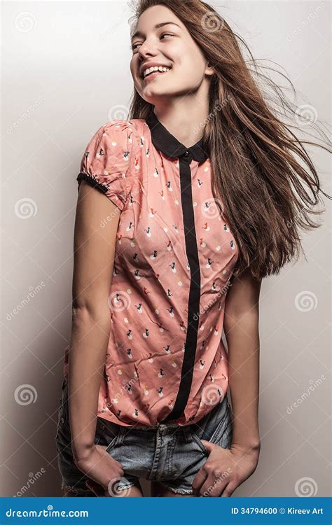 Joven Modelo De Chica Sensual Pose En Estudio Foto De Archivo Imagen De Ropa Femenino