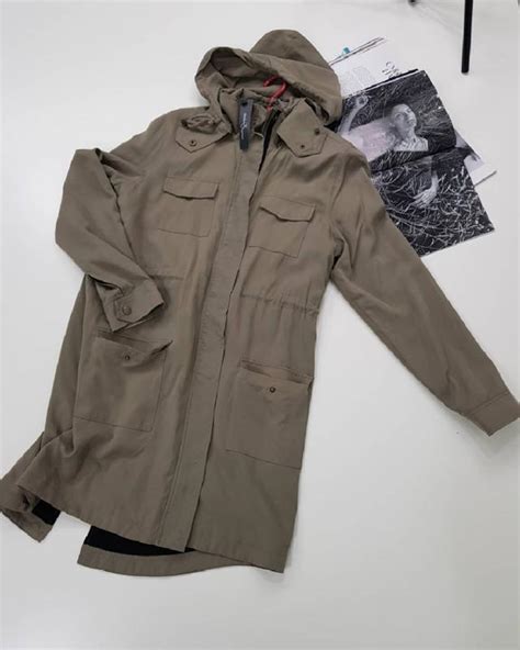 Вітровка з капюшоном — ціна 499 грн у каталозі Парки Купити жіночі речі за доступною ціною на