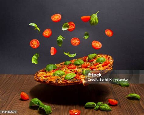 피자 마르게리타와 바질 토마토와 모짜렐라 치즈가 나무 표면 위에 떠 있습니다 피자에 대한 스톡 사진 및 기타 이미지 피자 폭발 바질 Istock