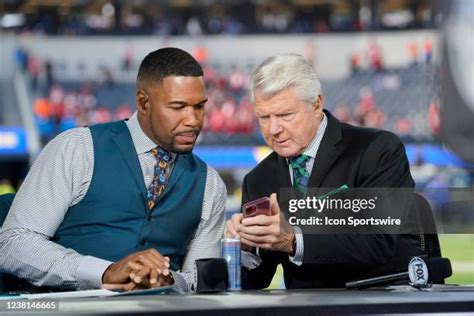 Michael Strahan Fox Sports Photos And Premium High Res Pictures Getty
