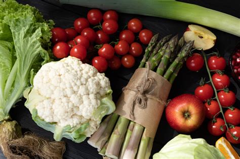 신선한 야채 아스파라거스 토마토 양배추 콜리플라워 그린 샐러드 바실리카 사과 등 검은 나무 배경에 시장 소매점에 대한 스톡 사진 및 기타 이미지 Istock