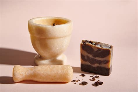 정물 유봉이 있는 대리석 모르타르와 분홍색 배경에 바디 스킨 케어를 위한 유기농 커피 원두가 있는 천연 비누 건강관리와 의술에 대한 스톡 사진 및 기타 이미지 Istock