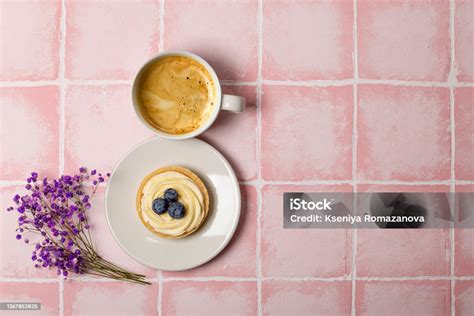 핑크 배경 상단에 커피 케이크와 보라색 꽃 의 컵 여성의 날을 위한 인사말 카드 0명에 대한 스톡 사진 및 기타 이미지 0명