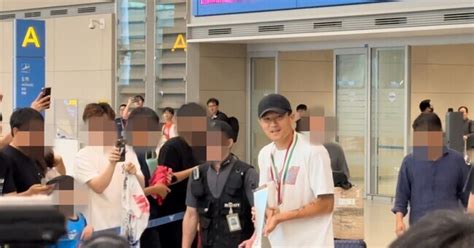 우승 메달 걸고 최우수 트로피 들고팀개인커리어 모두 이룬 김민재의 모습