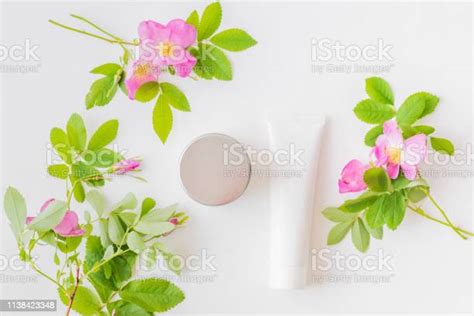 흰색 바탕에 화장품 이랑 흰색 튜브와 분홍색 꽃과 편평한 누워 조성 로즈힙에 대한 스톡 사진 및 기타 이미지 로즈힙 생활필수품 0명 Istock