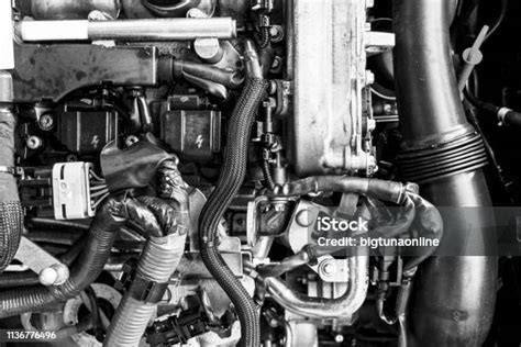 자동차 가솔린 엔진입니다 자동차 엔진 부품입니다 내연 기관의 클로즈업 이미지 새로운 자동차에 엔진을 자세히 설명 합니다 흑백