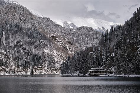 아름 다운 산 호수 리 챠 코 카 서 스 산맥의 리 차 호수 조지아 주 Abkhazia의 북쪽 서쪽 부분에 있는 혼합 된 산 숲과 아 알파인 초원에 둘러싸여 있습니다 산속의